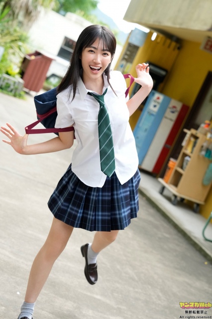 【エンタメ総合】「ミスマガ2022」女王・瑚々、現役JKのまぶしい制服＆173cmの圧巻スタイル映えるワンピ水着披露