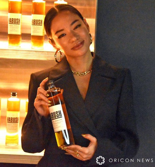 “ヒップホップ界の女帝”Awich、ハブ酒をプロデュース 沖縄の文化を広める第一歩に｜愛媛新聞ONLINE