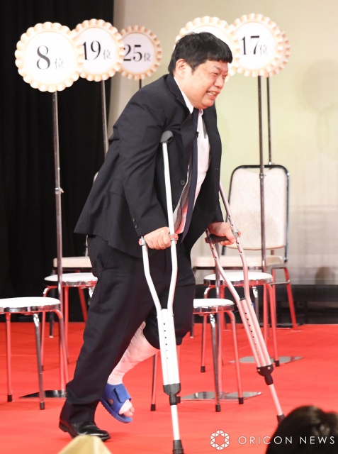 【エンタメ総合】吉本興業・藤原寛副社長、松葉杖で登場「くるぶしから下がグネって」 新喜劇の一大イベント前に“コケる” 