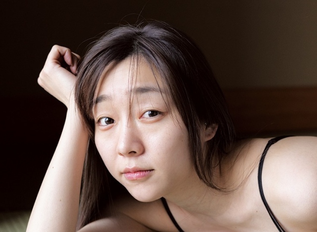 元ske48須田亜香里「ノーメイクで撮影」畳で大胆ポーズ 初フォトエッセイから解禁（写真）｜秋田魁新報電子版