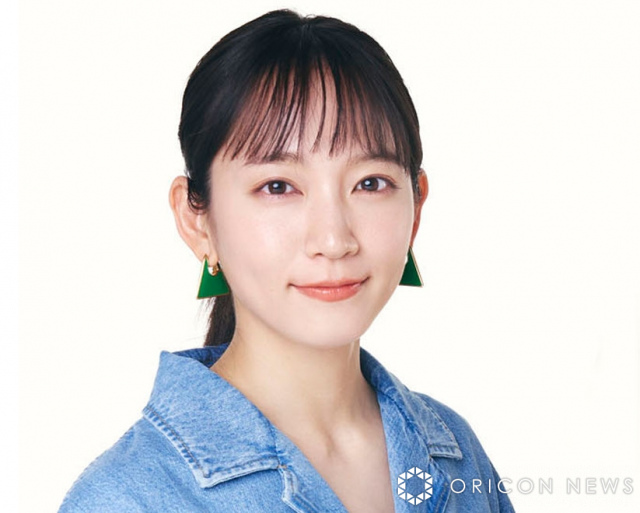 吉岡里帆、“穴あき”コーデで美ボディライン「spring Cover」(写真)|秋田魁新報電子版
